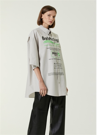 Balenciaga Kadın Large Fit Gri Baskılı Yarım Kol Gömlek Beyaz S EU Balenciaga Kadın Large Fit Gri Baskılı Yarım Kol Gömlek Beyaz S EU