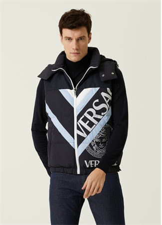 Versace Erkek Siyah Kapüşonlu Logolu Çift Taraflı Yelek Lacivert 54 IT Versace Erkek Siyah Kapüşonlu Logolu Çift Taraflı Yelek Lacivert 54 IT