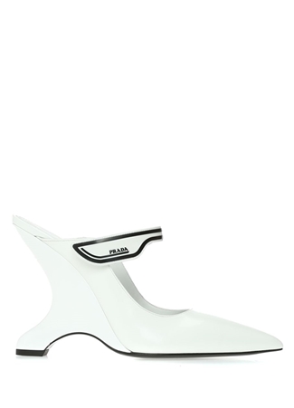 Prada Kadın Beyaz Logolu Topuk Detaylı Deri Sandalet 36.5 EU Prada Kadın Beyaz Logolu Topuk Detaylı Deri Sandalet 36.5 EU