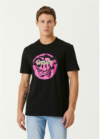 Versace Erkek Siyah Figür Detaylı Logo Baskılı T-shirt Pembe S EU Versace Erkek Siyah Figür Detaylı Logo Baskılı T-shirt Pembe S EU