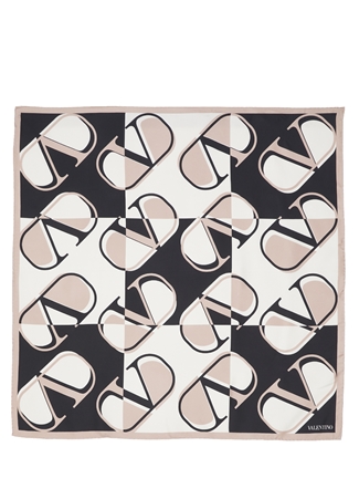 Valentino Garavani Kadın Nude Siyah Geometrik Desenli İpek Eşarp EU Valentino Garavani Kadın Nude Siyah Geometrik Desenli İpek Eşarp EU