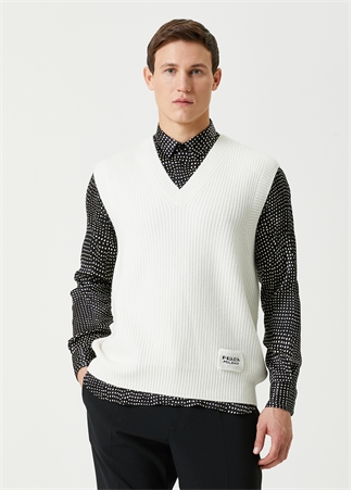 Prada Erkek Beyaz V Yaka Logolu Yün Yelek 46 IT Prada Erkek Beyaz V Yaka Logolu Yün Yelek 46 IT