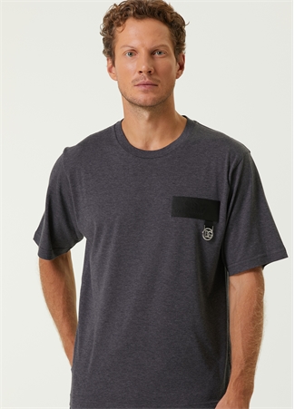 Dolce&Gabbana Erkek Antrasit Logo Patchli T-shirt Gri 46 IT Dolce&Gabbana Erkek Antrasit Logo Patchli T-shirt Gri 46 IT