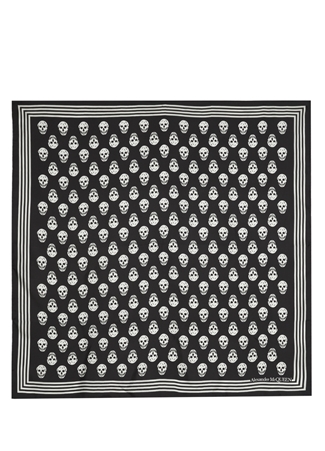 Alexander McQueen Kadın Siyah Beyaz Kuru Kafa Desenli İpek Eşarp EU Alexander McQueen Kadın Siyah Beyaz Kuru Kafa Desenli İpek Eşarp EU