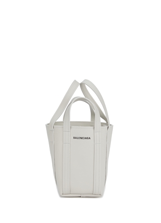 Balenciaga Kadın Beyaz Logolu Deri Omuz Çantası EU Balenciaga Kadın Beyaz Logolu Deri Omuz Çantası EU