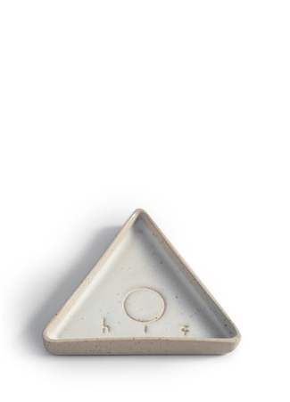 Hiç Ceramics Kar Small Bej Üçgen Formlu Seramik Tabak Çok Renkli Hiç Ceramics Kar Small Bej Üçgen Formlu Seramik Tabak Çok Renkli