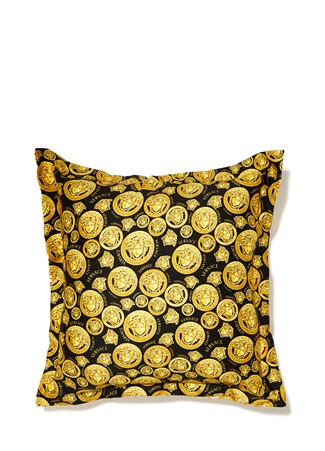 Versace Siyah Gold Logo Desenli Dekoratif Yastık Pembe Versace Siyah Gold Logo Desenli Dekoratif Yastık Pembe