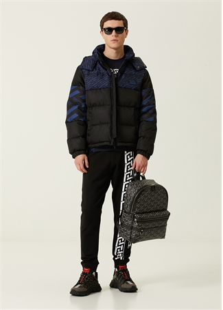 Versace Erkek Siyah Beyaz Şerit Logo Desenli Jogger Eşofman Altı M EU Versace Erkek Siyah Beyaz Şerit Logo Desenli Jogger Eşofman Altı M EU