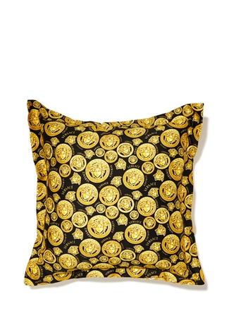 Versace Siyah Gold Logo Desenli Dekoratif Yastık Beyaz Versace Siyah Gold Logo Desenli Dekoratif Yastık Beyaz