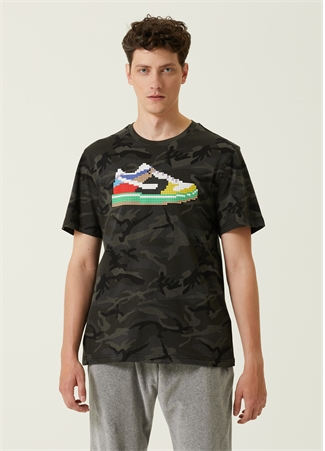 8-Bit by Mhrs Erkek Haki Kamuflaj Desenli Figür Detaylı T-shirt Gri XS EU 8-Bit by Mhrs Erkek Haki Kamuflaj Desenli Figür Detaylı T-shirt Gri XS EU