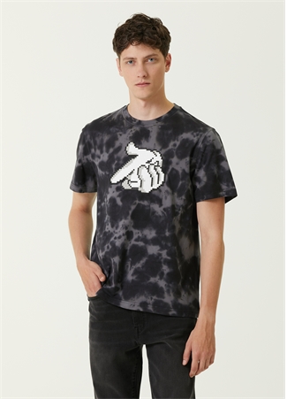 8-Bit by Mhrs Erkek Gri Batik Desenli Figür Detaylı T-shirt S EU 8-Bit by Mhrs Erkek Gri Batik Desenli Figür Detaylı T-shirt S EU
