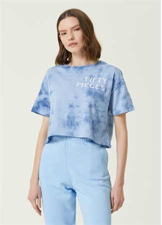Fifty Pieces Kadın Mavi Batik Desenli Logolu Crop T-shirt S EU Fifty Pieces Kadın Mavi Batik Desenli Logolu Crop T-shirt S EU