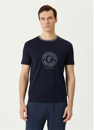 Brunello Cucinelli Erkek Lacivert Şeritli Bisiklet Yaka Logolu T-shirt 54 IT Brunello Cucinelli Erkek Lacivert Şeritli Bisiklet Yaka Logolu T-shirt 54 IT