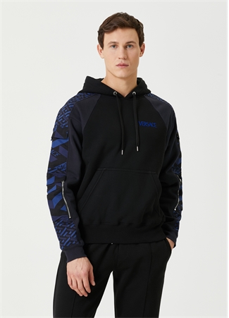 Versace Erkek Siyah Mavi Kapüşonlu Logo Desenli Sweatshirt S EU Versace Erkek Siyah Mavi Kapüşonlu Logo Desenli Sweatshirt S EU