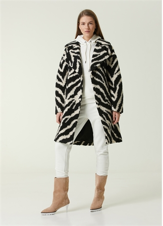 Beymen Club Kadın Siyah Beyaz Zebra Desenli Oversize Kruvaze Kaban S Beymen Club Kadın Siyah Beyaz Zebra Desenli Oversize Kruvaze Kaban S