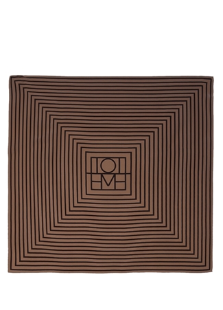 Toteme Kadın Kahverengi Logo Baskılı 55x55 Cm İpek Eşarp Eu Toteme Kadın Kahverengi Logo Baskılı 55x55 Cm İpek Eşarp Eu