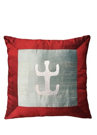 Atölye11 Eli Belinde Bordo 50x50 cm İpek Dekoratif Yastık Çok Renkli Atölye11 Eli Belinde Bordo 50x50 cm İpek Dekoratif Yastık Çok Renkli