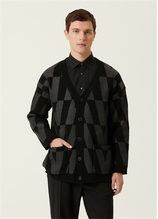 Valentino Erkek Siyah V Yaka Logo Jakarlı Yün Triko Hırka L EU Valentino Erkek Siyah V Yaka Logo Jakarlı Yün Triko Hırka L EU